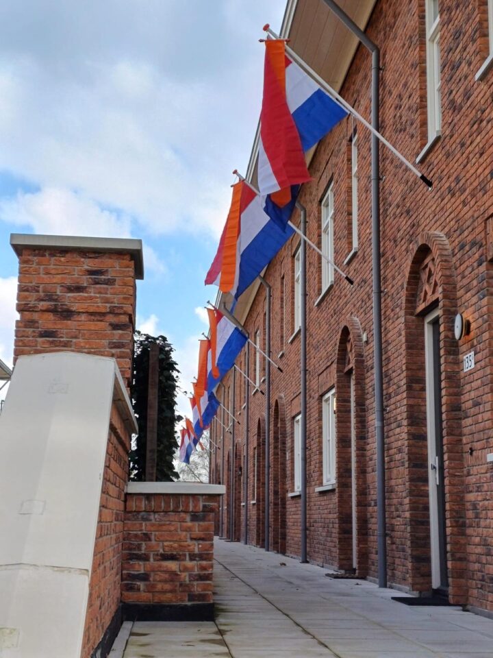 Nederlandse vlag met stok | Online Deurbeslagshop